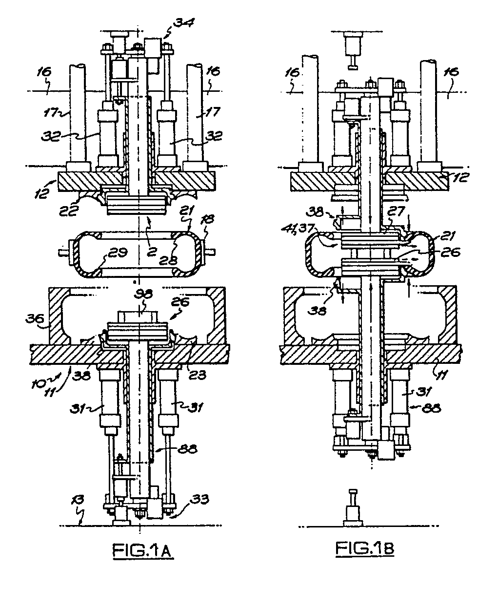 EP0368546A1 - Bladderless tyre moulding apparatus - Google Patents